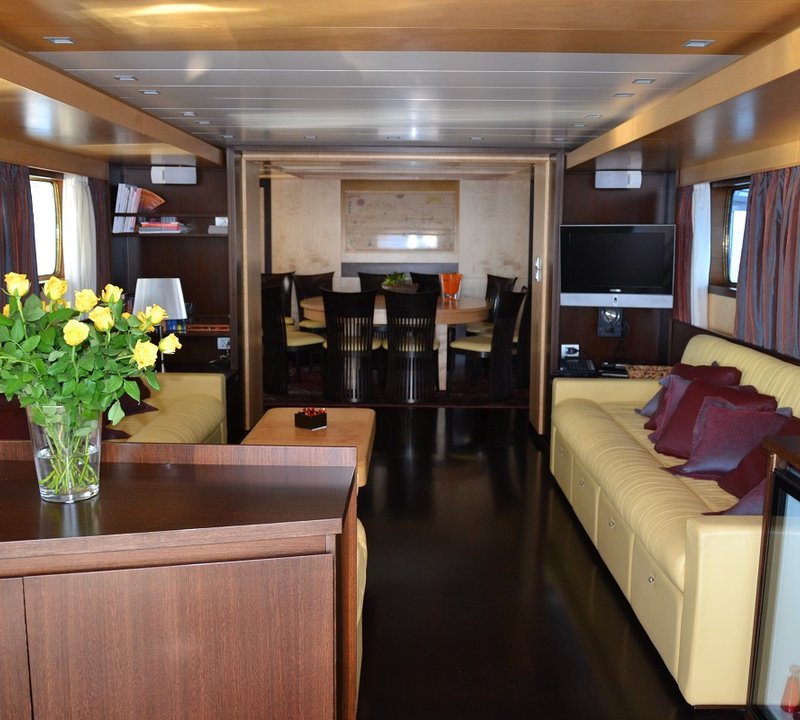 Yacht Dining Image Gallery – Luxury Yacht Browser | by CHARTERWORLD ...